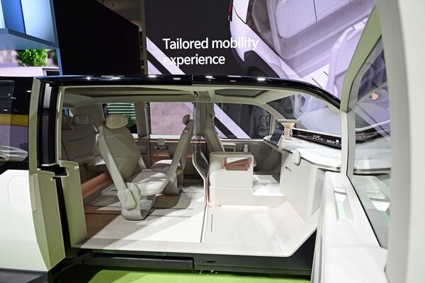 기아, PBV '차량 그 이상의 플랫폼'으로 재정의…실물 최초 공개