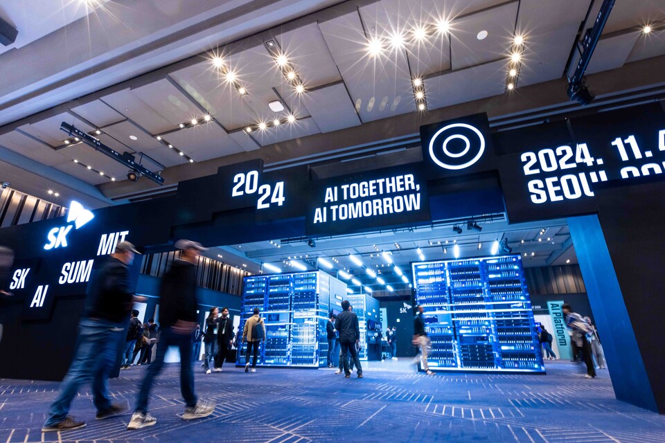 'SK AI 서밋' 3만명 몰렸다…최태원 리더십에 '글로벌 협력의 장'